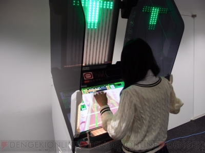 maimaiチームの新作音ゲー『CHUNITHM（チュウニズム）』をプレイ。音のシャワーを実感 - 電撃オンライン